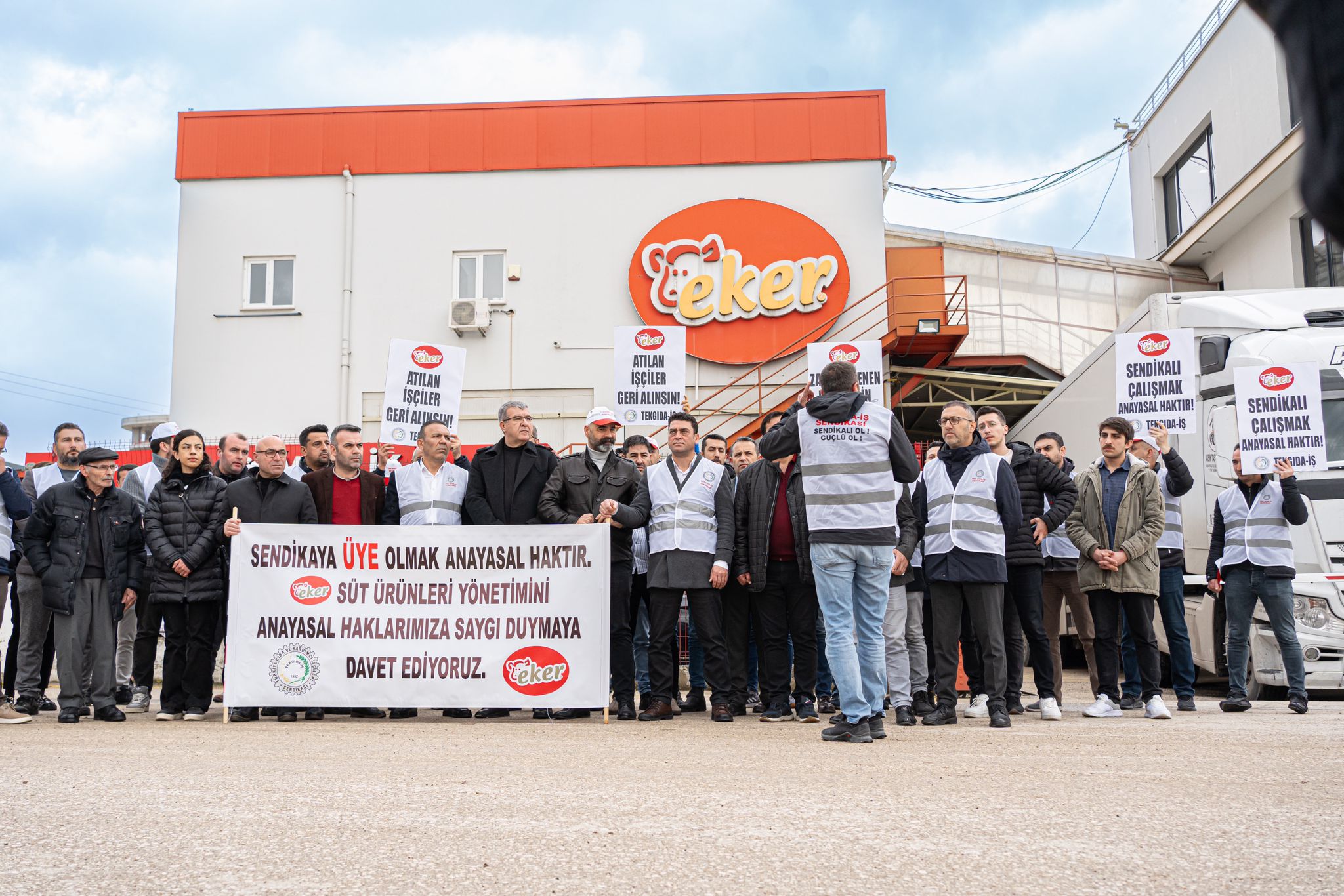 EKER SÜT’TE SENDİKA ÜYELERİNE BASKIYA TEPKİ